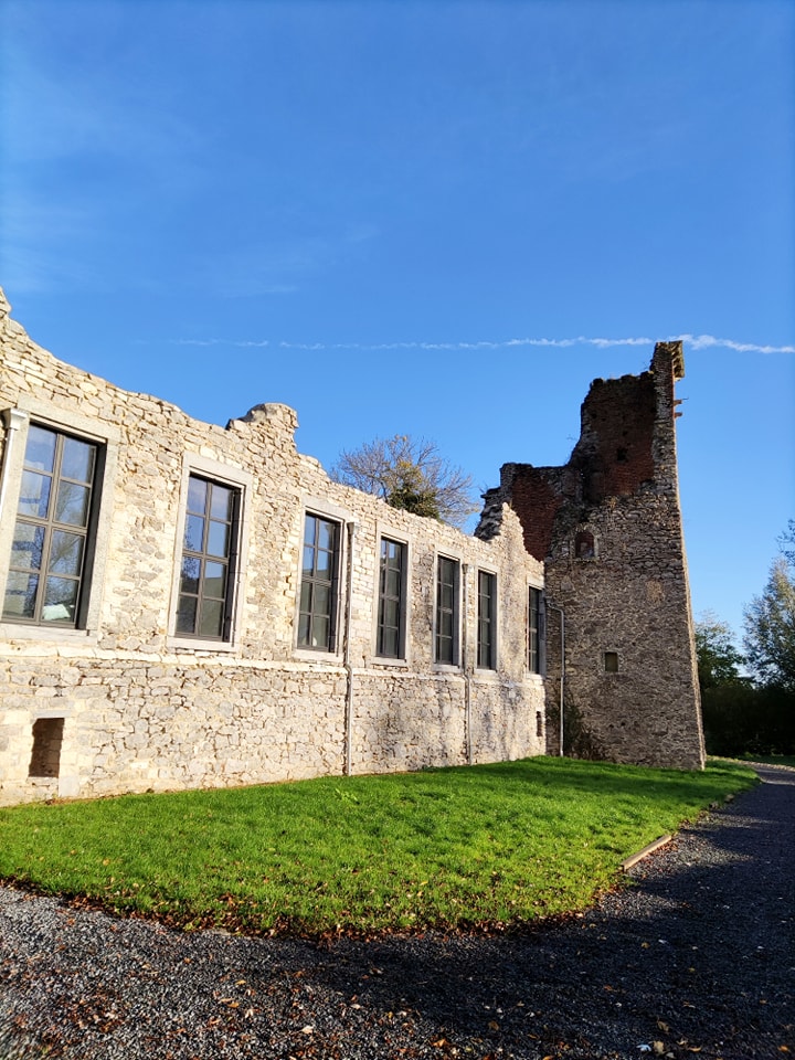 Les Ruines du Château. Chambre avec jacuzzi ou Sauna dans les restes ...
